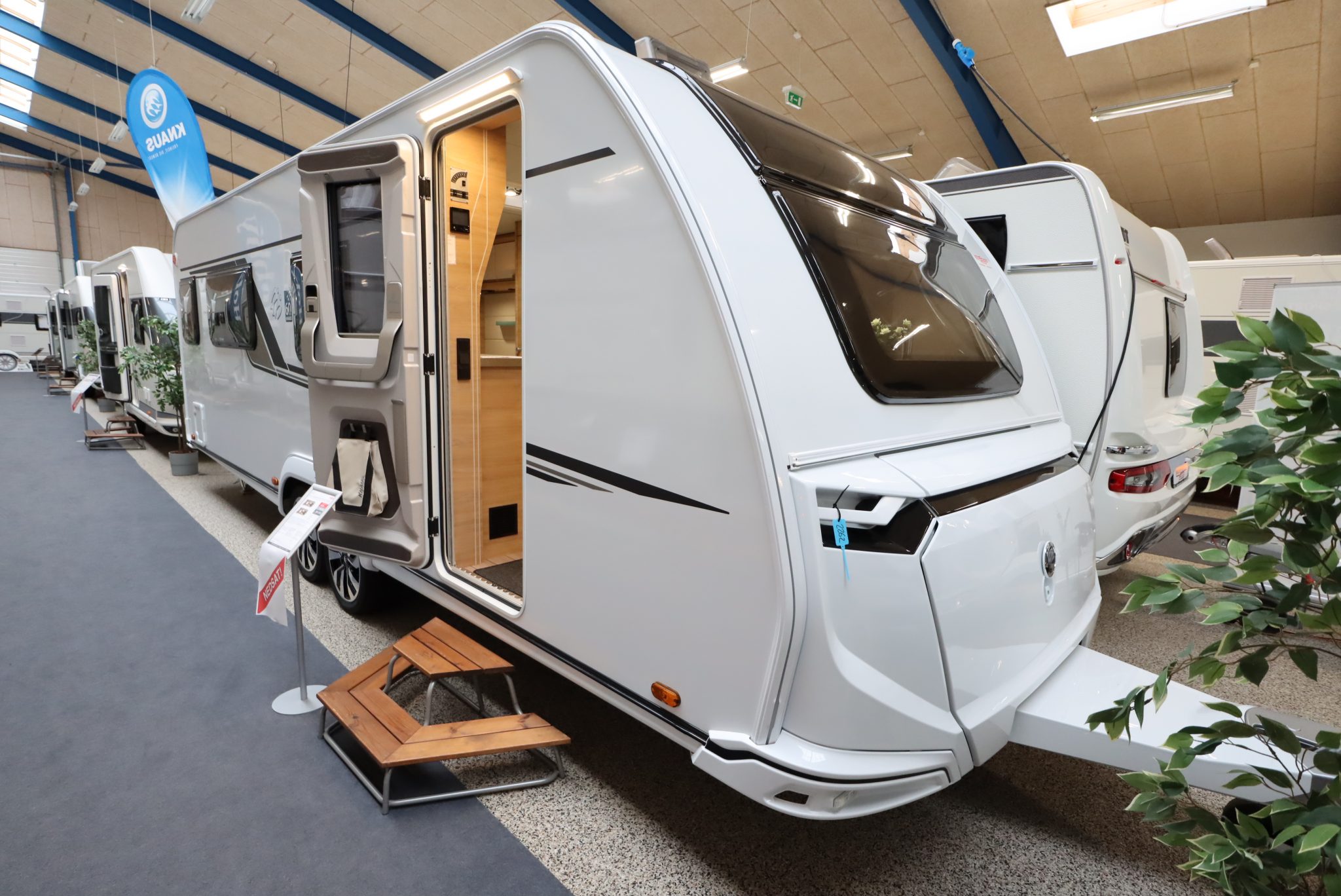 Super godt tilbud på fabriksny 2022 Knaus Südwind 650 PXB 60 Years (Reklame) - Campingferie.dk