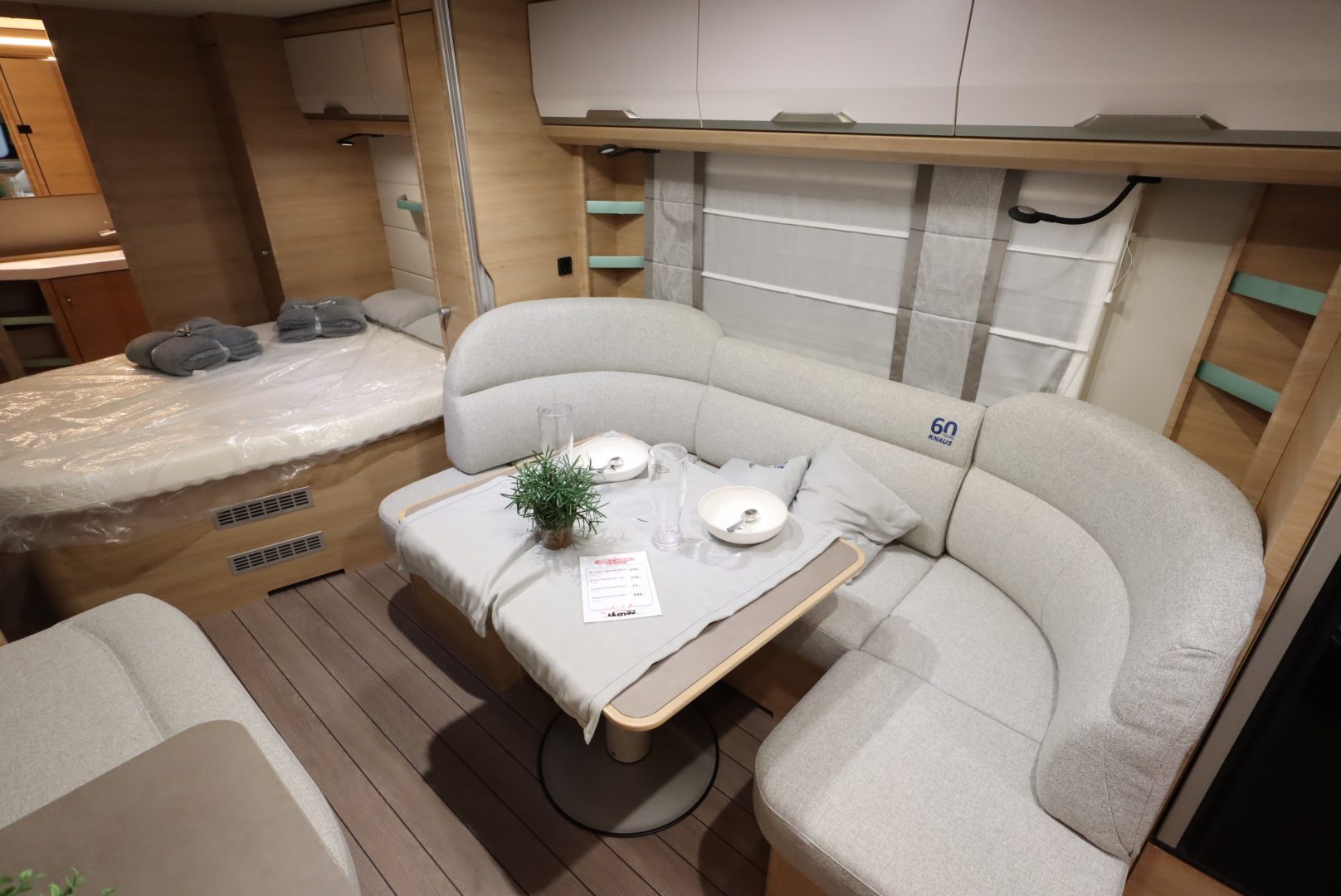 Super godt tilbud på fabriksny 2022 Knaus Südwind 650 PXB 60 Years (Reklame) - Campingferie.dk